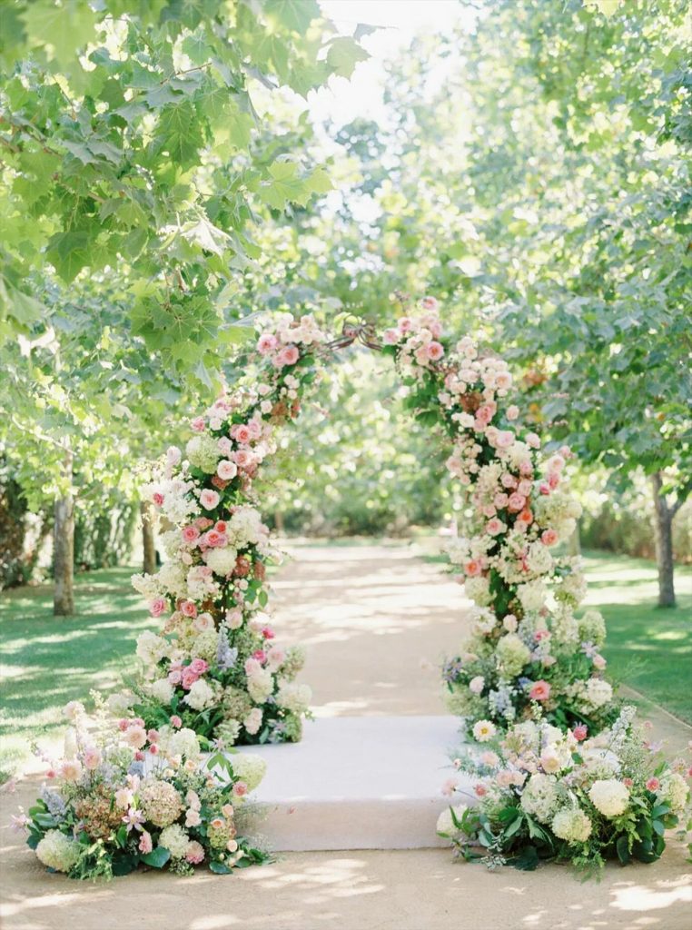 33 Fabulous Wedding Arch and Arbor Ideas to Up-Level Your Decor