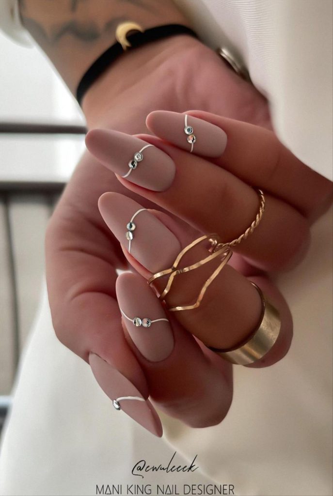 40 Stylish short almond-shaped nails to get inspired - Lily Fashion Style