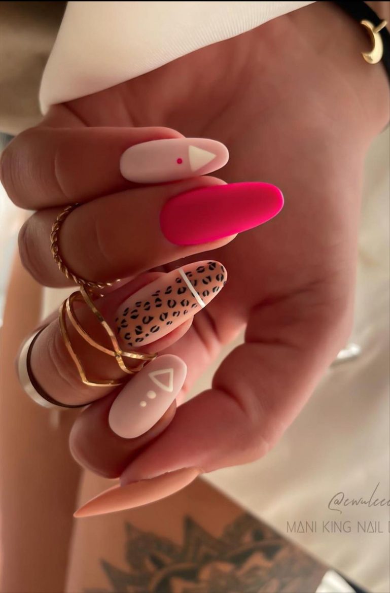 40 Stylish short almond-shaped nails to get inspired - Lily Fashion Style