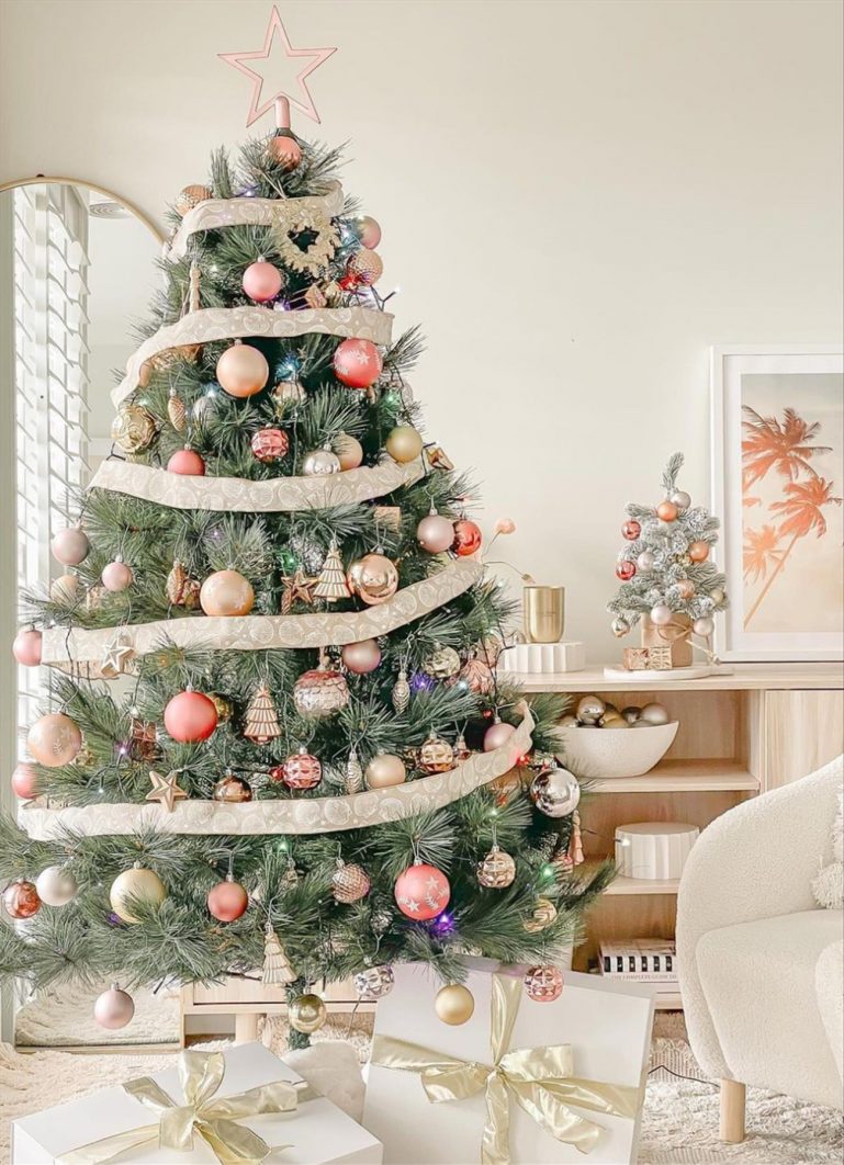 38 Festive Christmas tree decoration ideas for 2022 - Lily Fashion Style