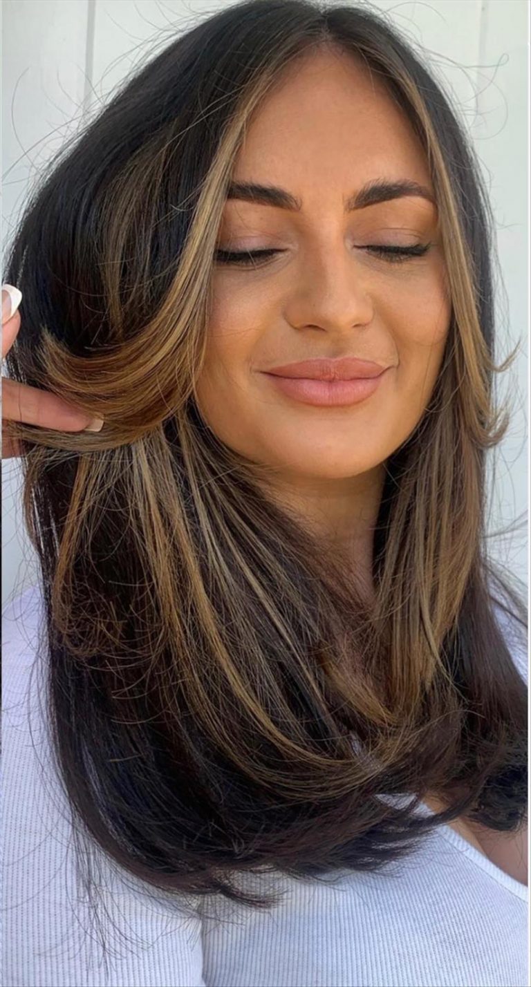 23 Soft Curtain bangs haircuts for medium-length hair - Lily Fashion Style