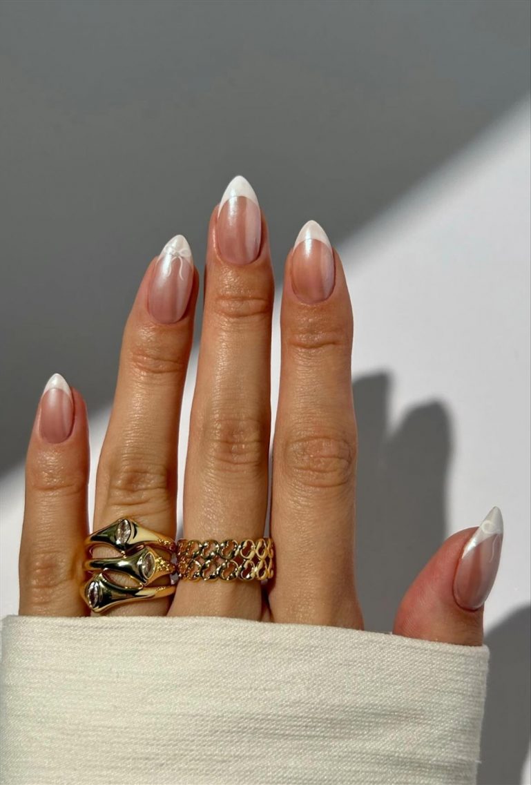 32 Fresh Short Almond Nails for a Stylish Summer Look